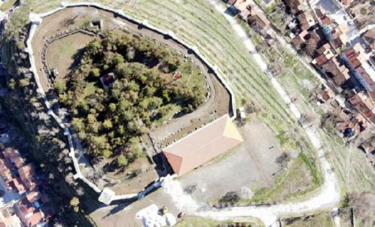 Zile Kalesi'nde Kayalara Oyularak Yapılmış Antik Tiyatro Ortaya ...