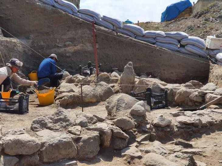 Pulur Höyük kazılarında 3 bin yıllık insan yüzlü seramik parçası ortaya ...
