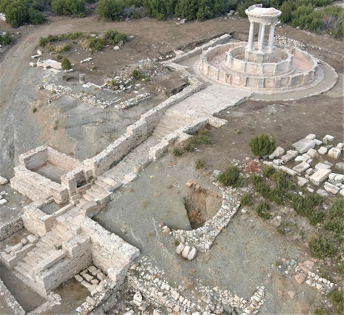 Kibyra Antik Kenti'nin yuvarlak planlı çeşme yapısının restorasyonu ...